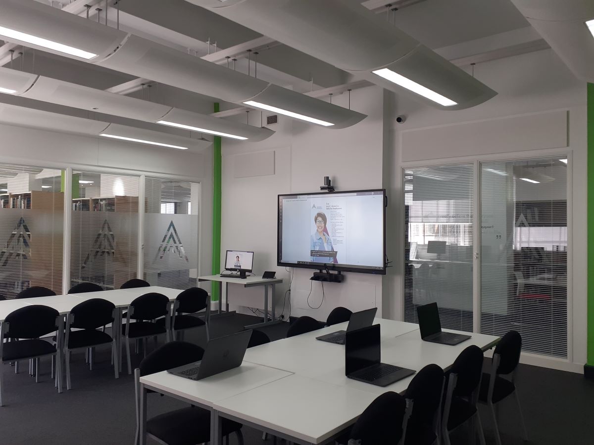 Reading College’s Employability Hub supports local people to upskill ...